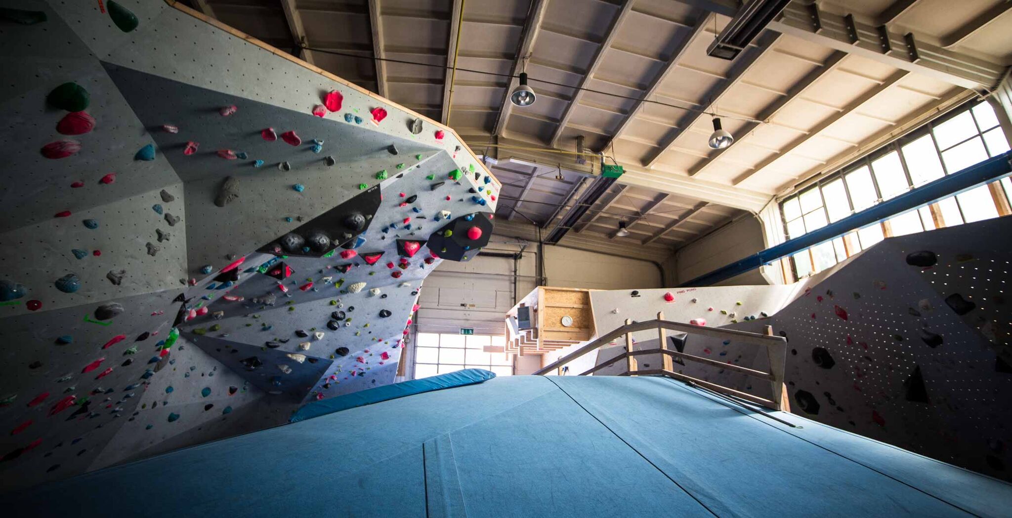Überhangwände bezwingen in der Berta Block Boulderhalle | Mit Vergnügen ...