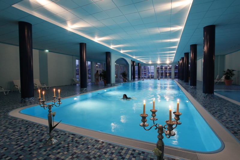 Erfrischung im Pool des Precise Resort Hafendorf Rheinsberg | Mit ...