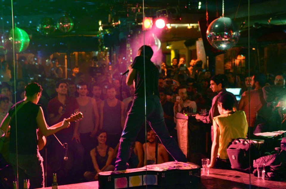 Ins Mikro schmettern beim Monster Ronson's Ichiban Karaoke | Mit ...