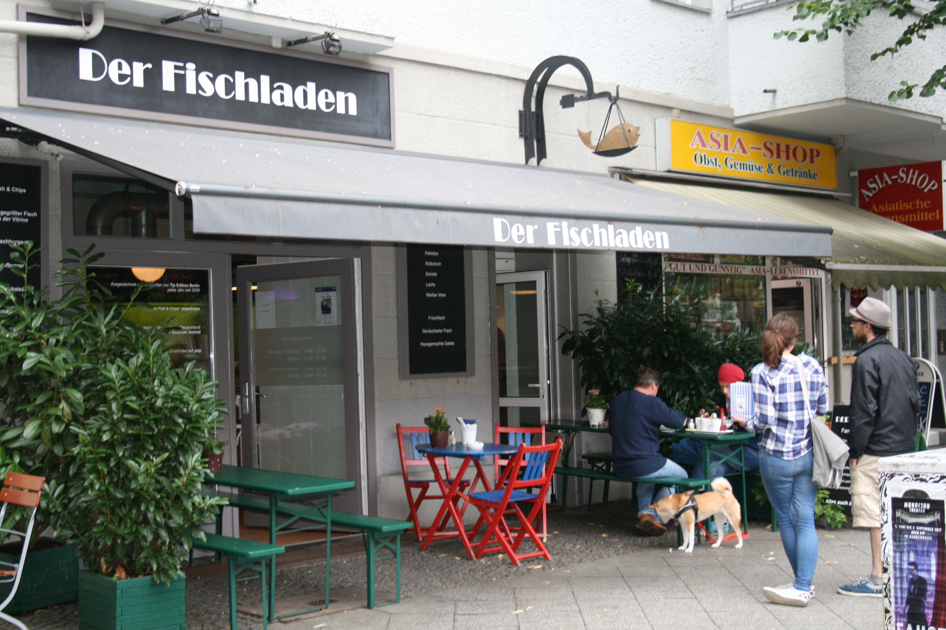 Fish and Chips knuspern im Fischladen | Mit Vergnügen Berlin