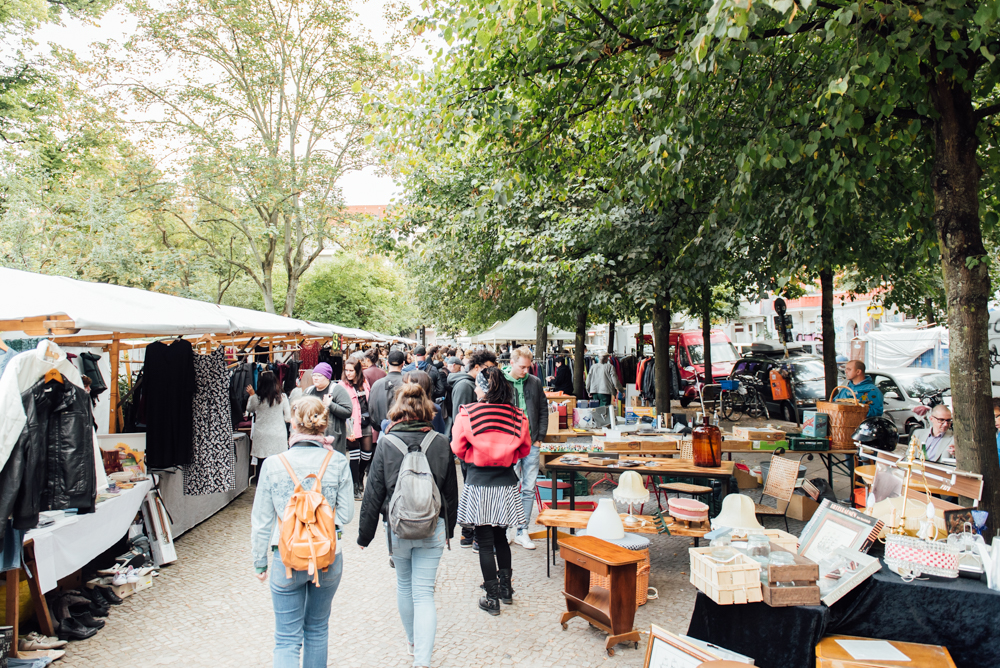 Handgemachter Schnickschnack und Gemüse auf dem Wochenmarkt Boxhagener ...