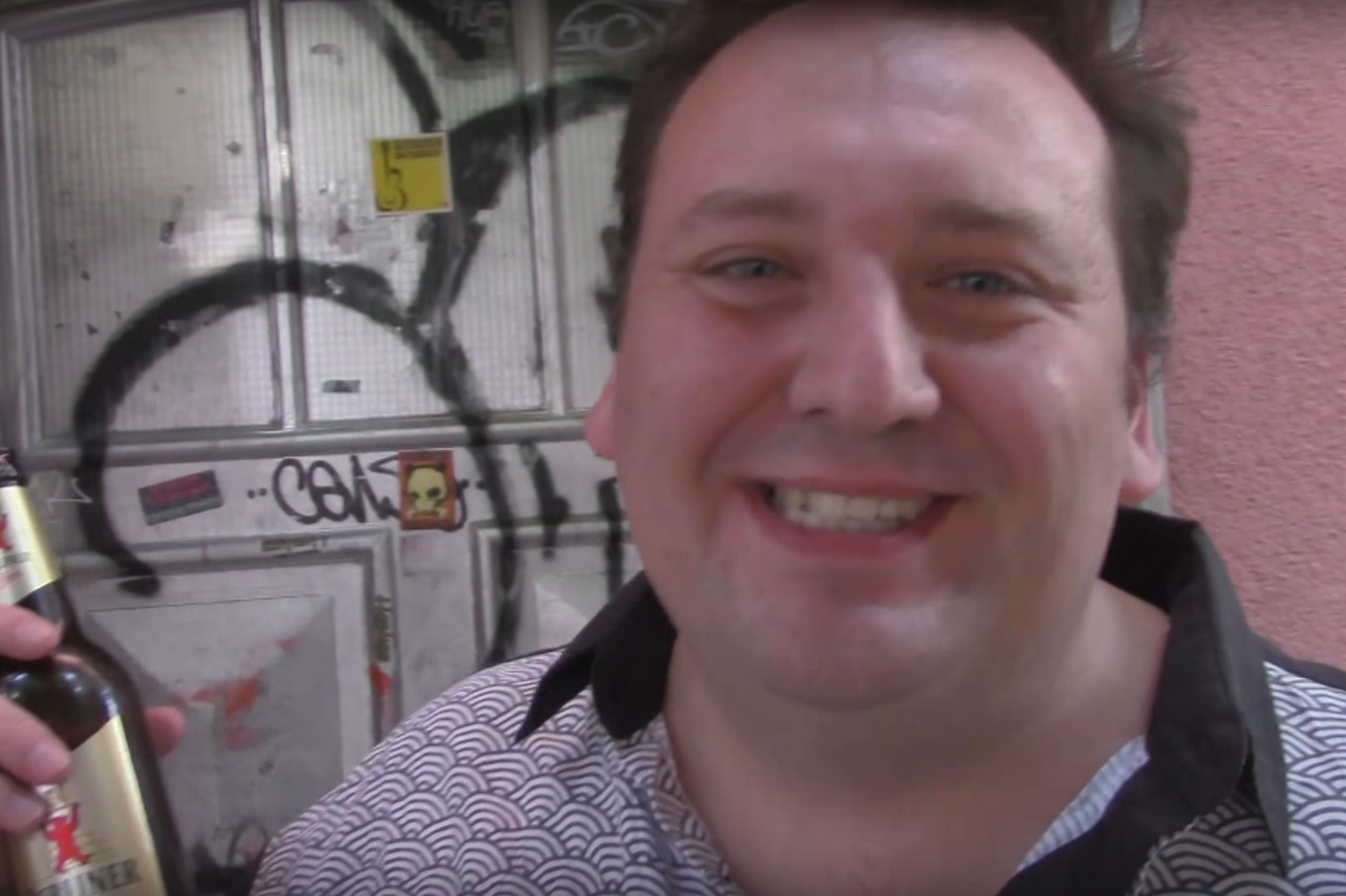 "Who learns german? It's so aggressive": Dieser Comedian amüsiert sich ...