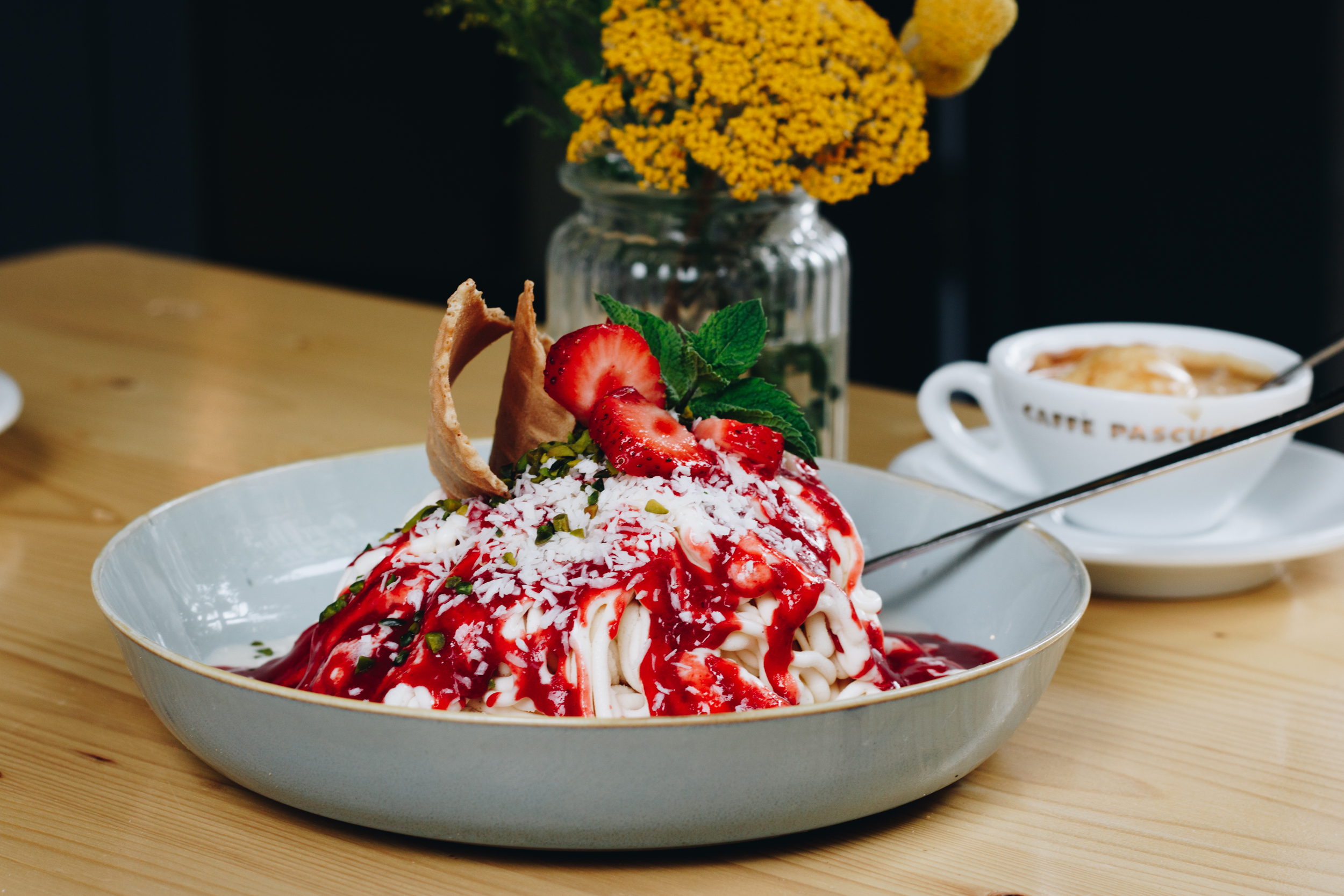 (Veganes) Spaghettieis und bunte Becher im Lecko Mio in Kreuzberg | Mit ...