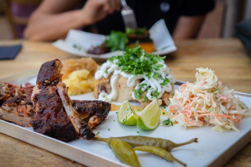 Im Treehouse in Friedrichshain bekommt ihr deftiges BBQ auf höchstem ...