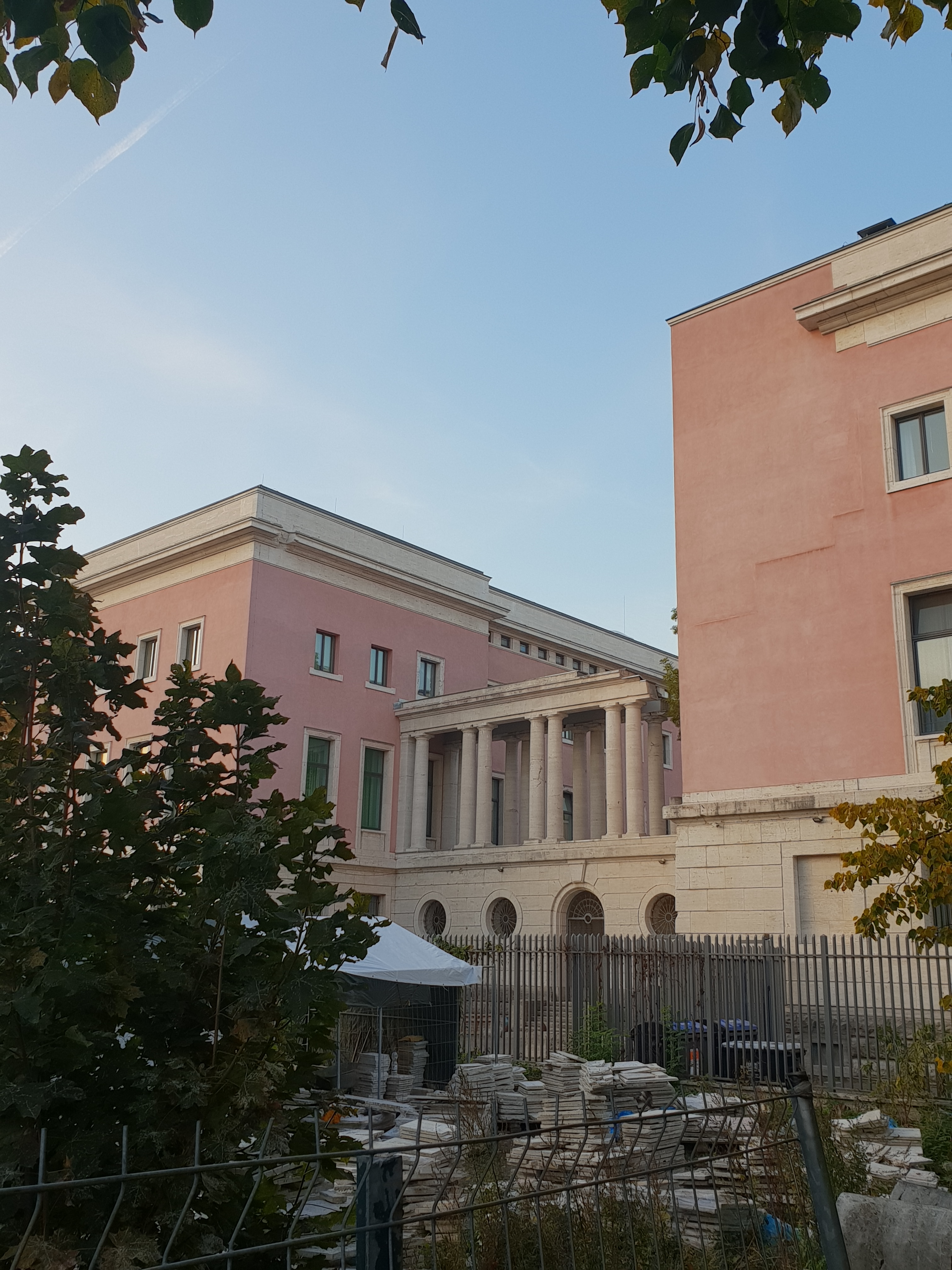 Im Kulturinstitut der Italienischen Botschaft Lesungen und Vernissagen ...