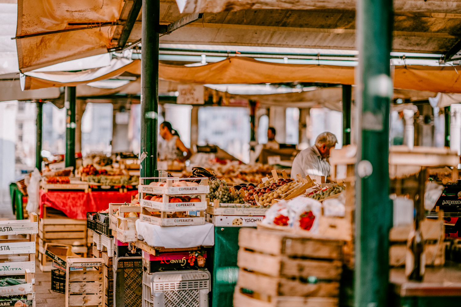 Beeren, Blumen und tollen Käse shoppen auf dem Wochenmarkt am Karl ...