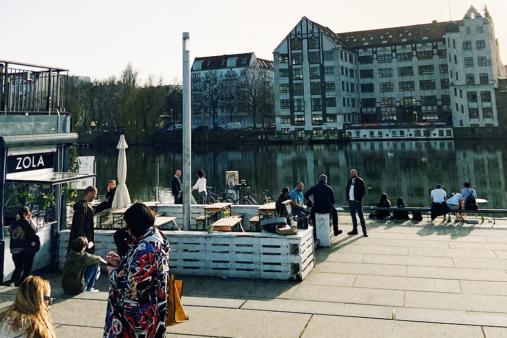 Pizza essen am Wasser mit Blick auf die Oberbaumbrücke bei Zola | Mit ...