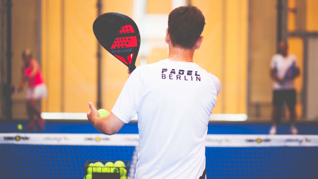 Beim Padel-Match über den Platz jagen | Mit Vergnügen Berlin