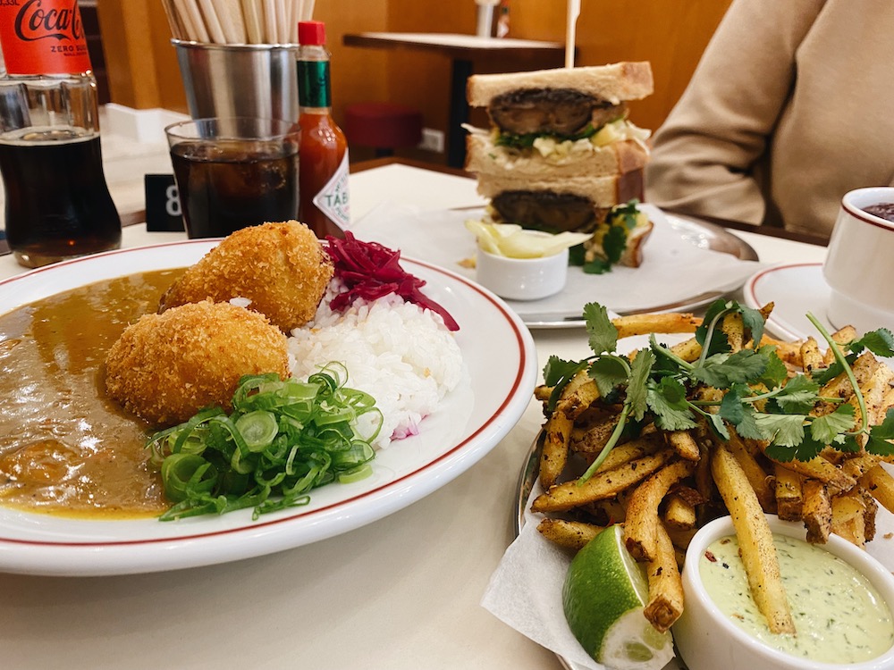 Korokke Curry, Szechuan Fries und Katsu Sando im asiatischen Diner ...