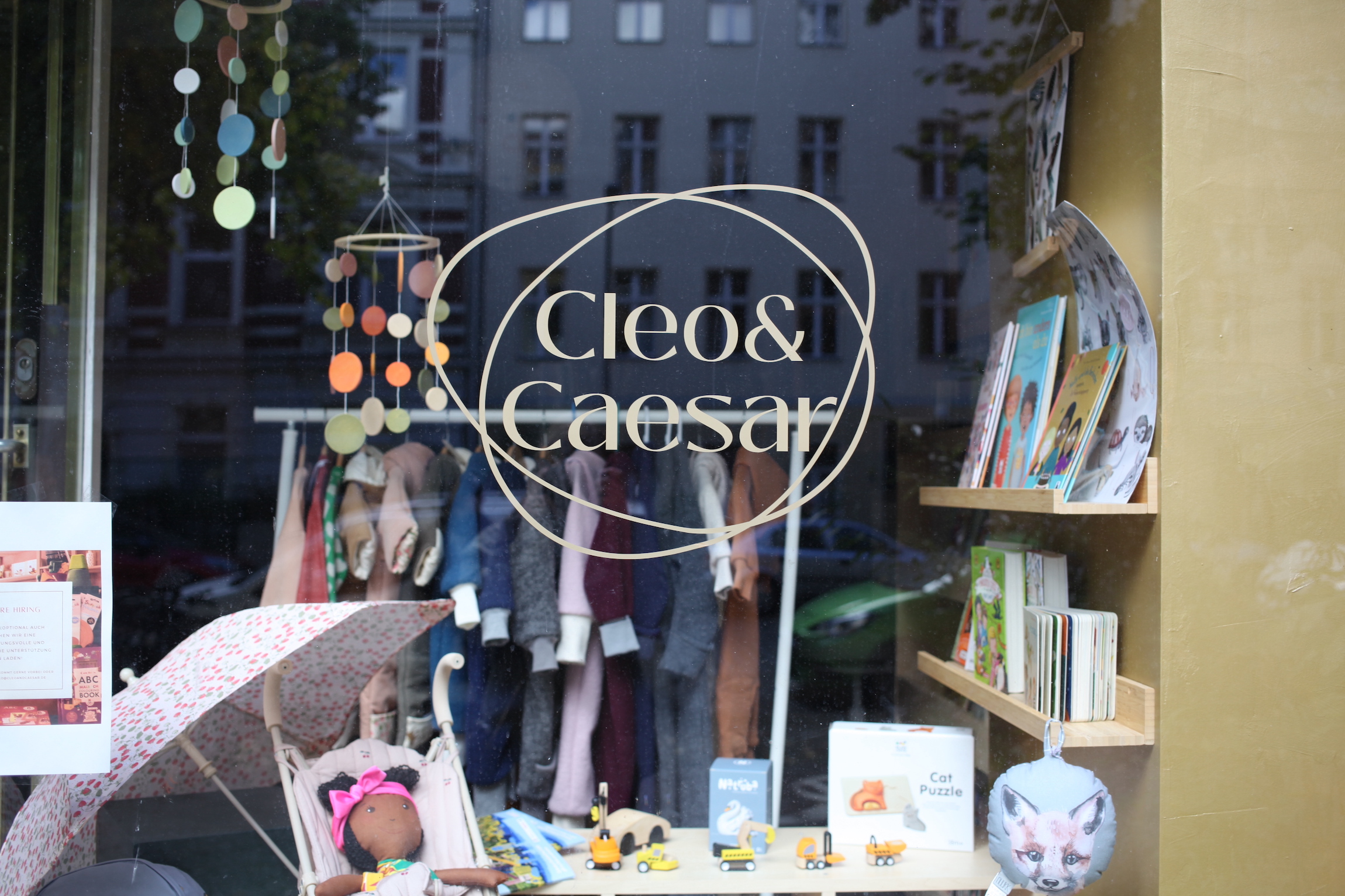Diverse Spielsachen, Bücher und süße Kindermode kaufen bei Cleo & Caesar | Mit Vergnügen Berlin