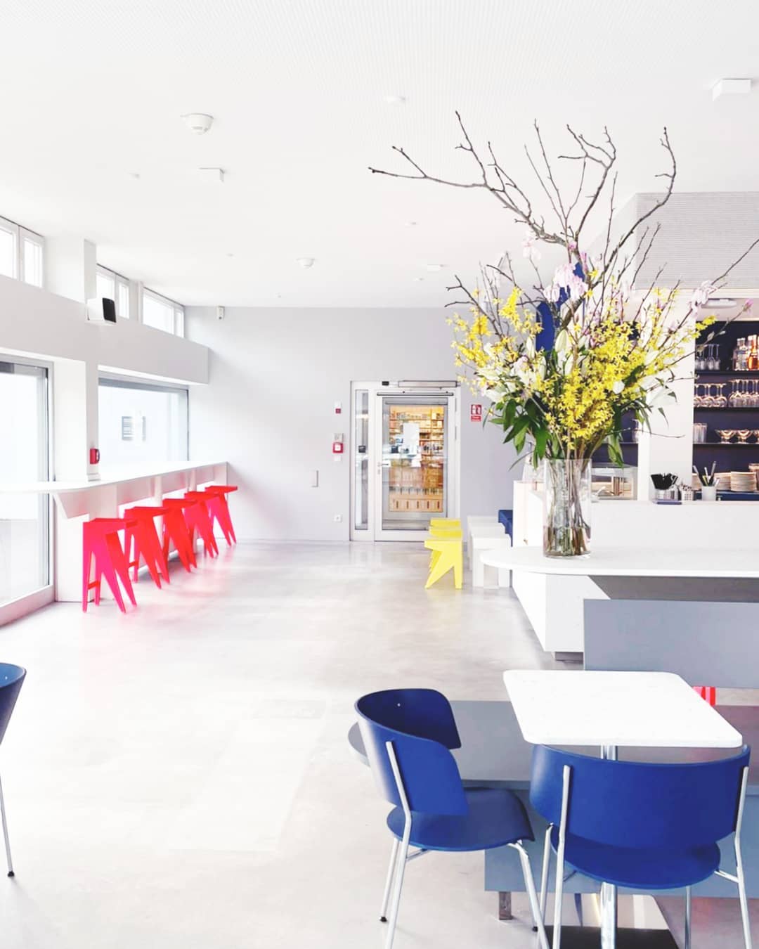 Auf stylischen Stühlen Leckeres gönnen im Café Dix | Mit Vergnügen Berlin